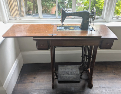 Vintage 1933 Singer Sewing Machine in Treadle Table with original ...