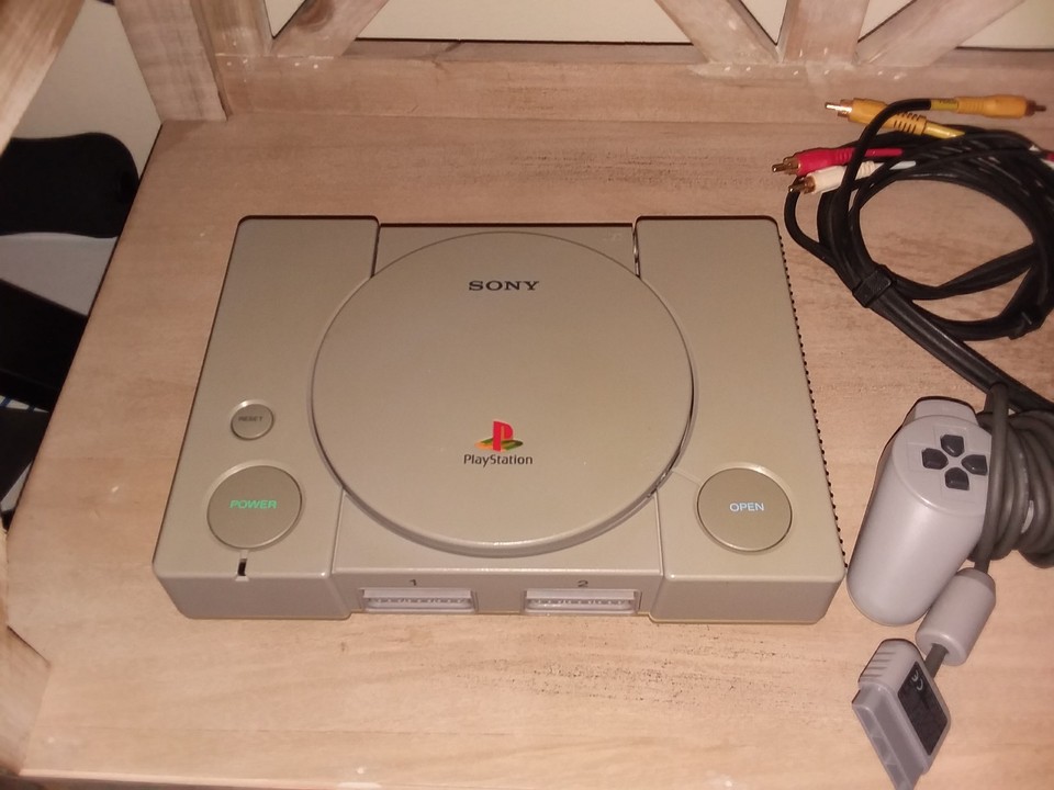 LOT SONY PLAYSTATION (SCPH-1001) OCTOBER 1995 CONSOLE PLUS ACCESSORIES ...