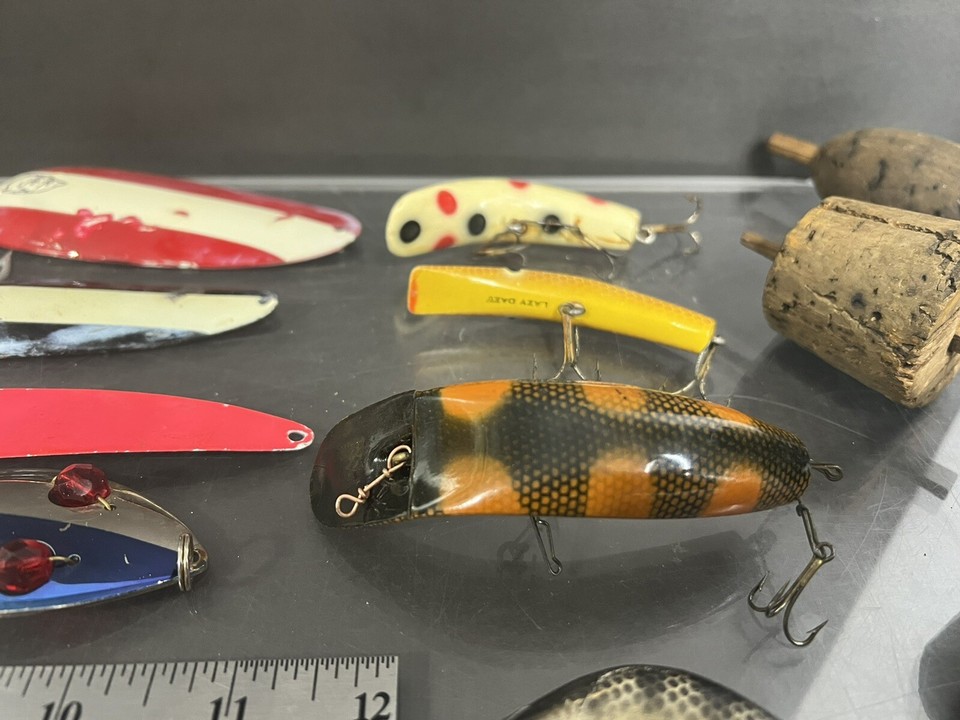 Lot Of 43 Vintage Fishing Lures Crankbaits Spoons, Spinners, Flatfish ...
