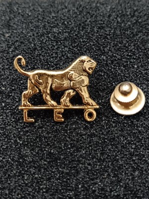 Pin's Pins Pin Enamel 52 MÉTAL DORÉ Laboratoire Danois Labo PHARMA "LEO ...