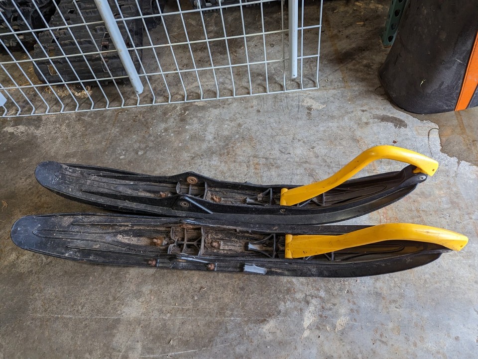 Skidoo Snowmobile Skis REV XP XS Pilot 5.7 skis Black Runner Carbide | eBay