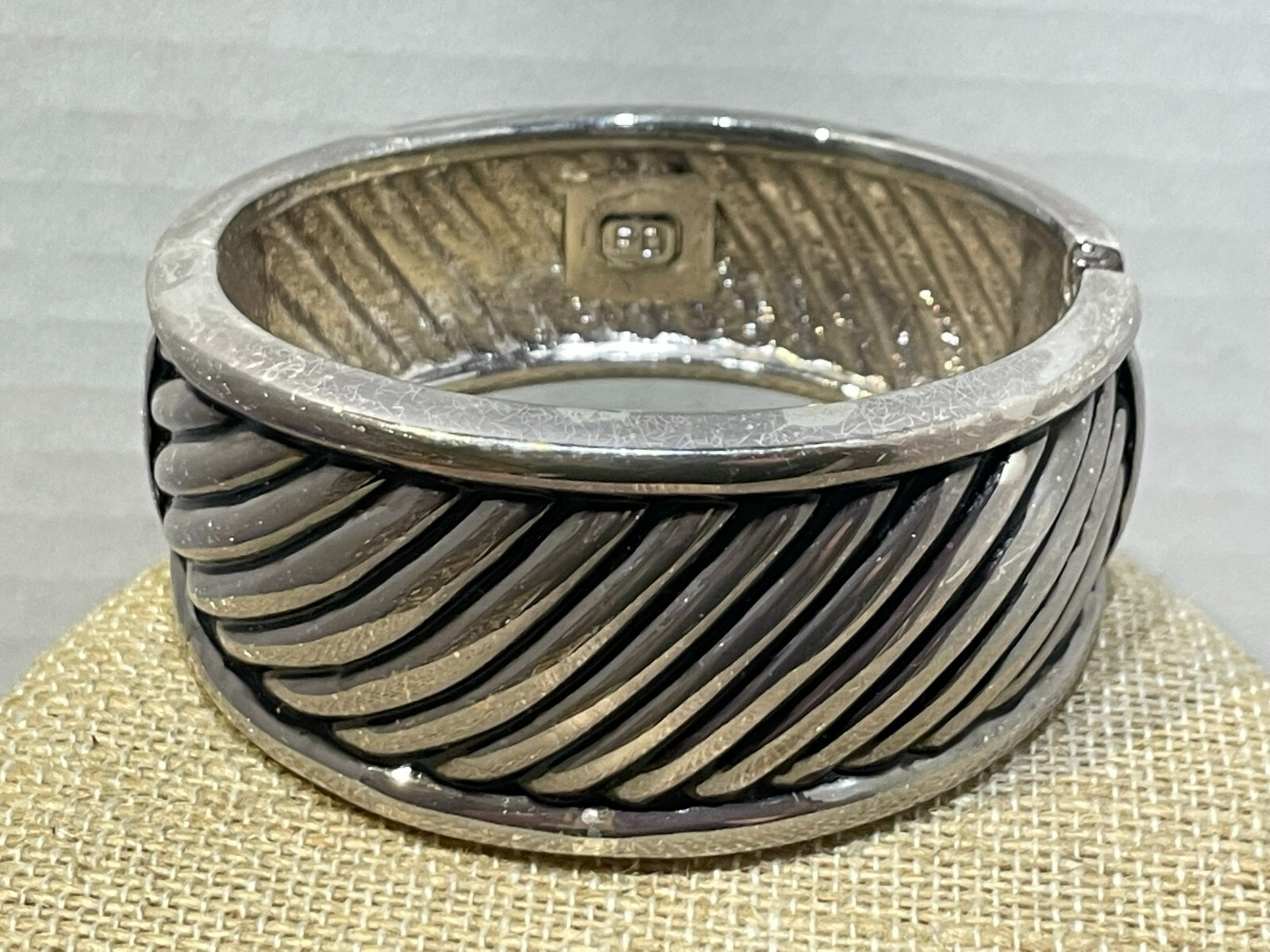 SIGNED PD PAULA DEAN SILVER ETCHED LINES HINGED CUFF … - Gem