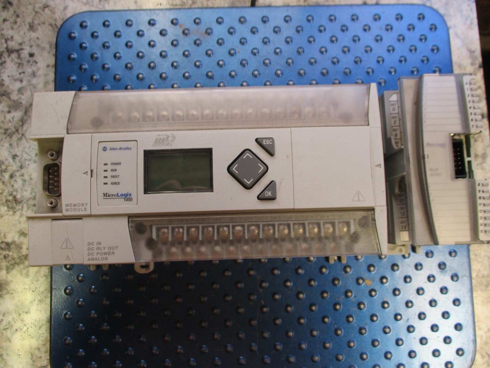 ALLEN BRADLEY MICROLOGIX 1400 SER A REV C W/ RELAY OUTPUT 1762-OW16 ...