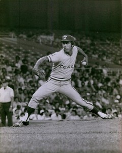 LG796 1977 Original Louis Requena Photo DAROLD KNOWLES Texas Rangers ...