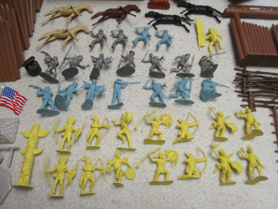 MARX VINTAGE FORT APACHE PLAYSET W/ TIN LITHO YELLOW INDIANS BLUE ...