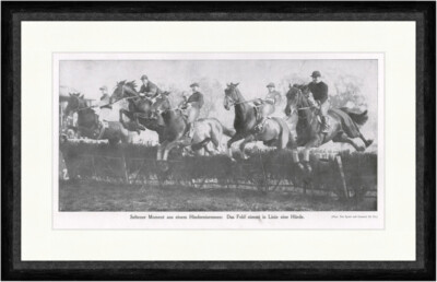 Hindernisrennen: Das Feld nimmt eine Hürde 1908 Military Sprung F ...
