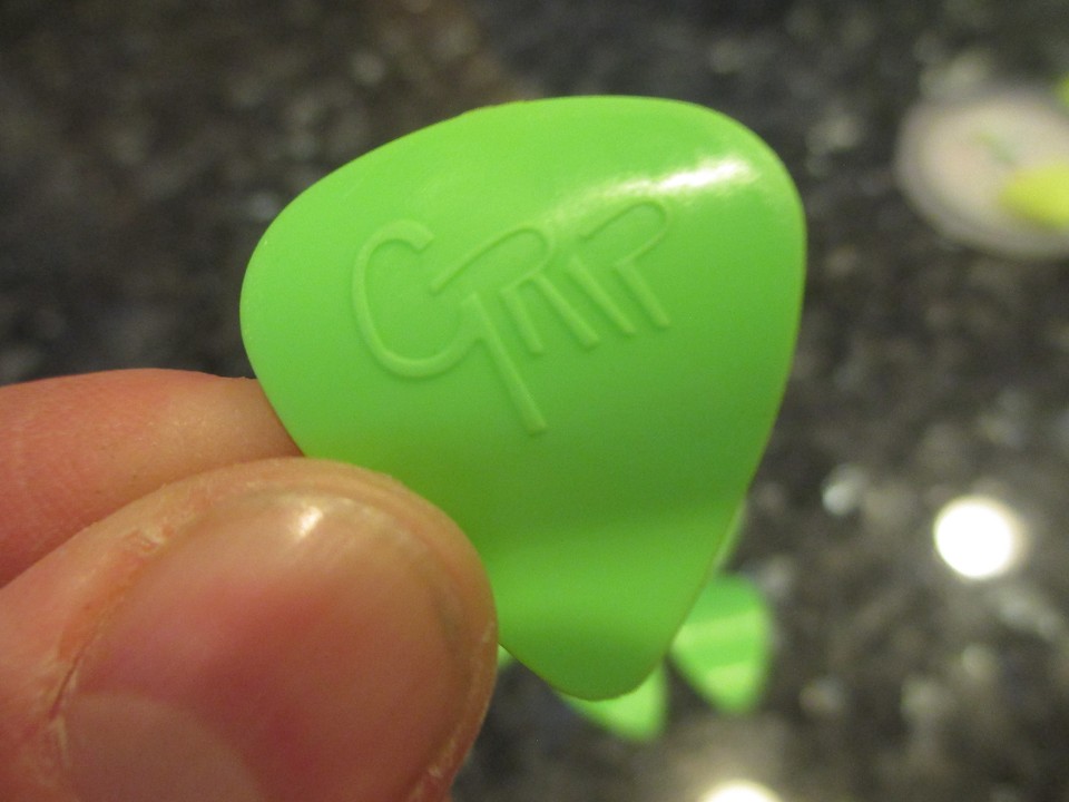 15 GRIP PICKS - CURVED GUITAR PICKS - GREEN - MEDIUM THICKNESS .60MM | eBay