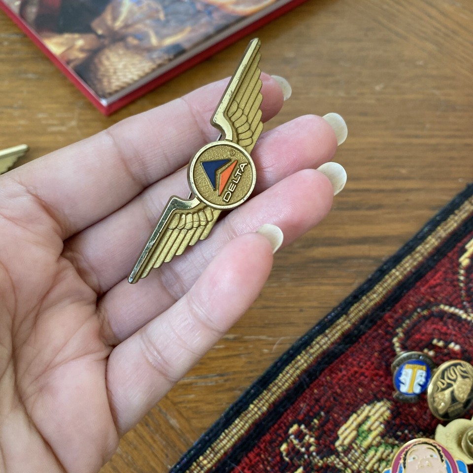 DELTA Plastic Airlines Wing Souvenir Badge Event Lapel Hat Vest Pin ...