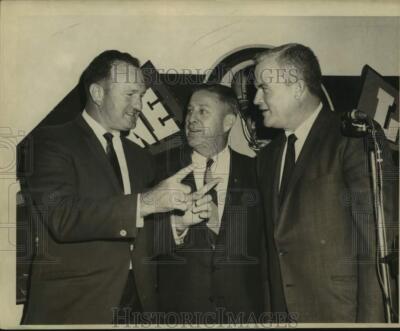 1969 Press Photo LSU football coach Charlie McClendon talks with two ...