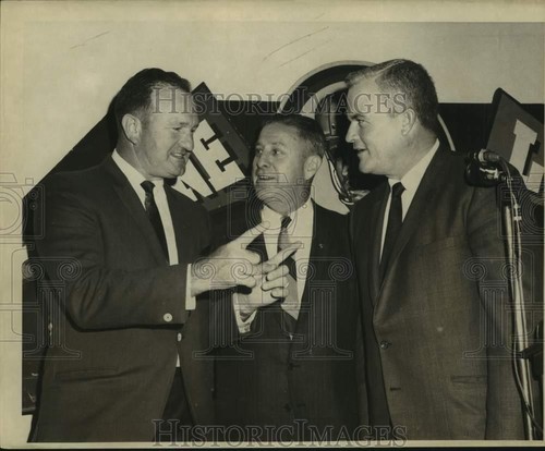 1969 Press Photo LSU football coach Charlie McClendon talks with two ...