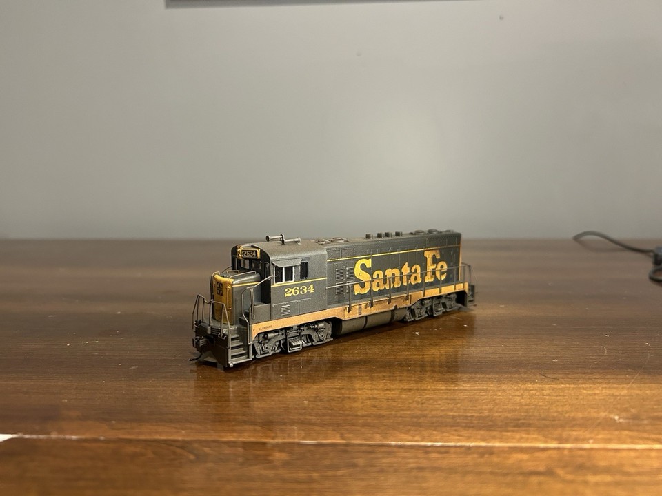 Ho Scale Athearn RTR Santa Fe CF7 Round Cab Locomotive #2634 DCC ...