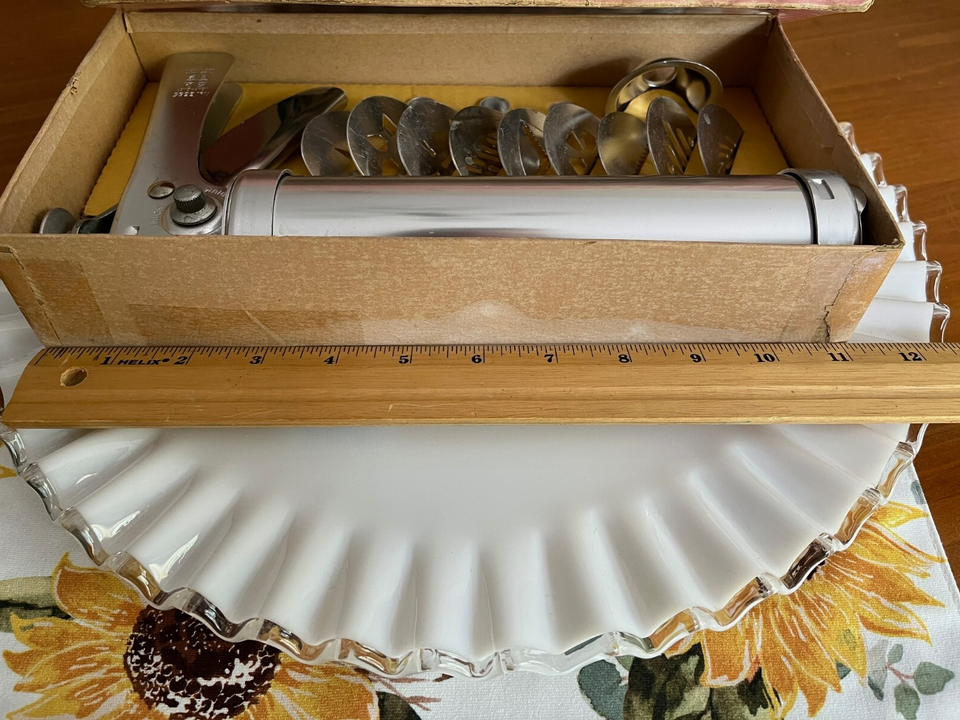 Vintage Wear-Ever Cookie Gun Pastry Cake Decorator Original Box No. 27 ...