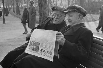 Two aged Russians read October 29th morning edition Pravda whic- 1962 ...