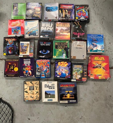 25 verpackte Amiga Spiele, verschiedene Titel. Amiga A1500, A2000 und ...