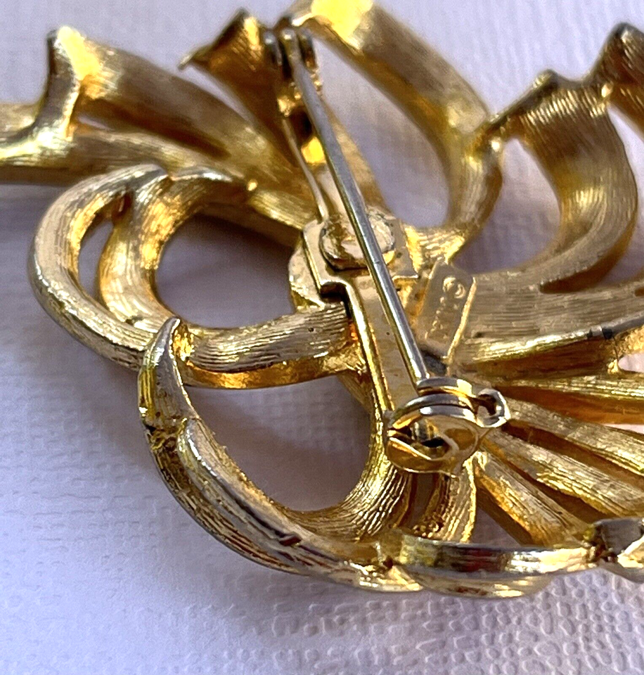 1970's TORINO Gold Tone Ribbon Swirl Brooch Pin Signed Costume Jewelry ...