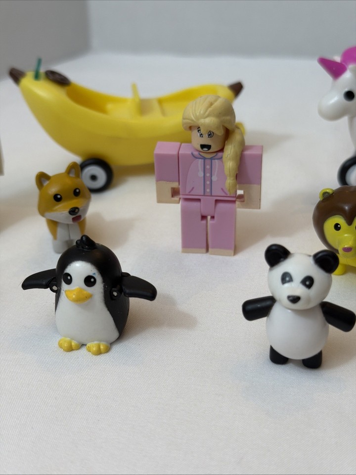 Roblox Celebrity Collection: Adopt Me Pet Store Deluxe Playset ...