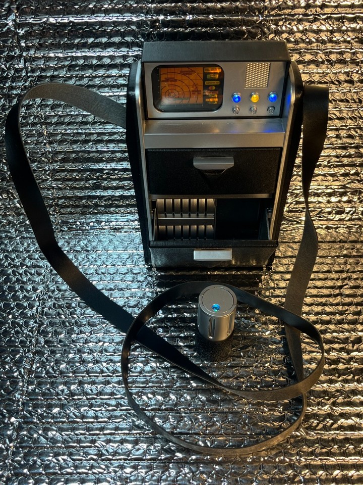 STAR TREK DIAMOND SELECT TRICORDER AND HAND SCANNER BOTH ARE COMPLETELY ...
