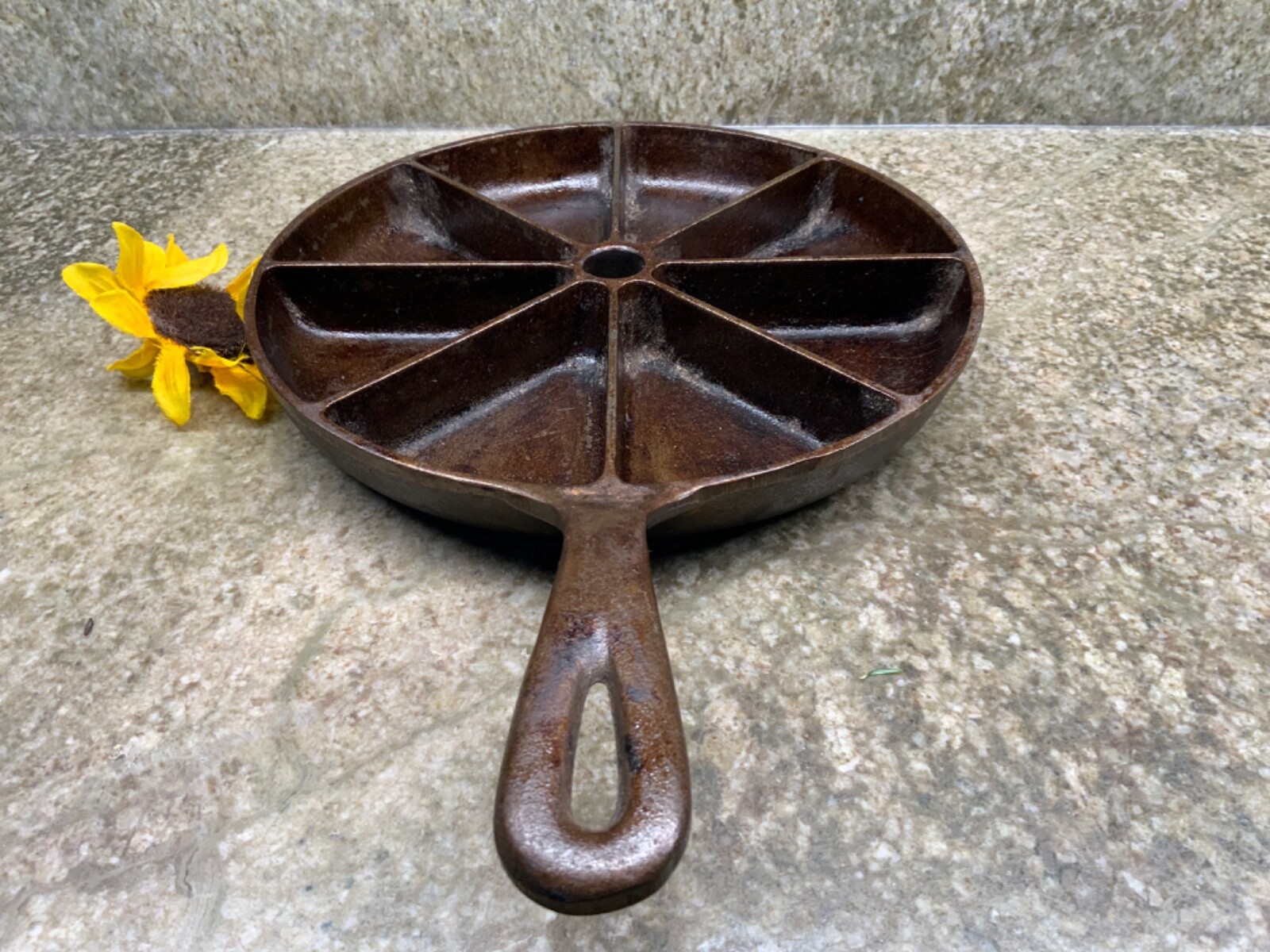 VINTAGE LODGE CAST IRON CORN BREAD SKILLET, 8 WEDGE, PAT. PENDING. 9 ...