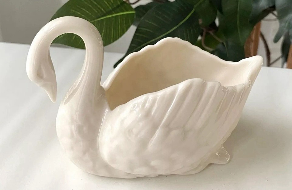 Lenox Antique Ivory Porcelain Wings-up Closed Tail Paddlefoot 5” Swan ...