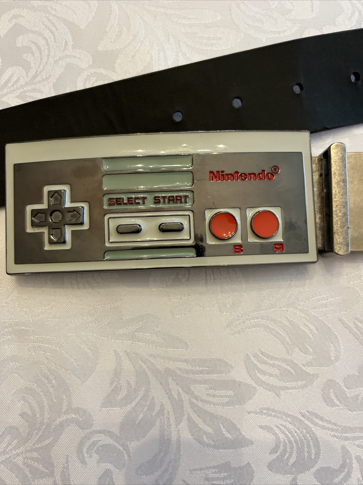 2011 OFFICIAL NINTENDO NES CONTROLLER BELT BUCKLE Wit… - Gem