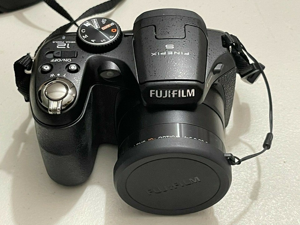 Fujifilm FinePix S Serie S1800 12.2MP Digital Camera 18x Wide Angle ...