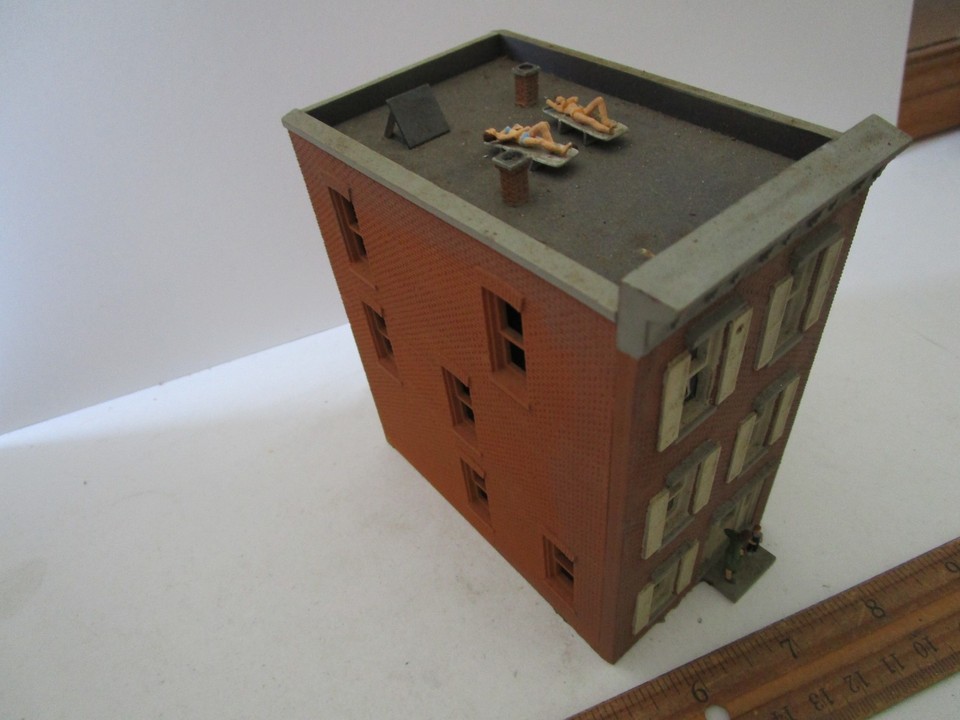 HO 1/87 Scale Pro Built Weathered City Apartment Building For Train ...