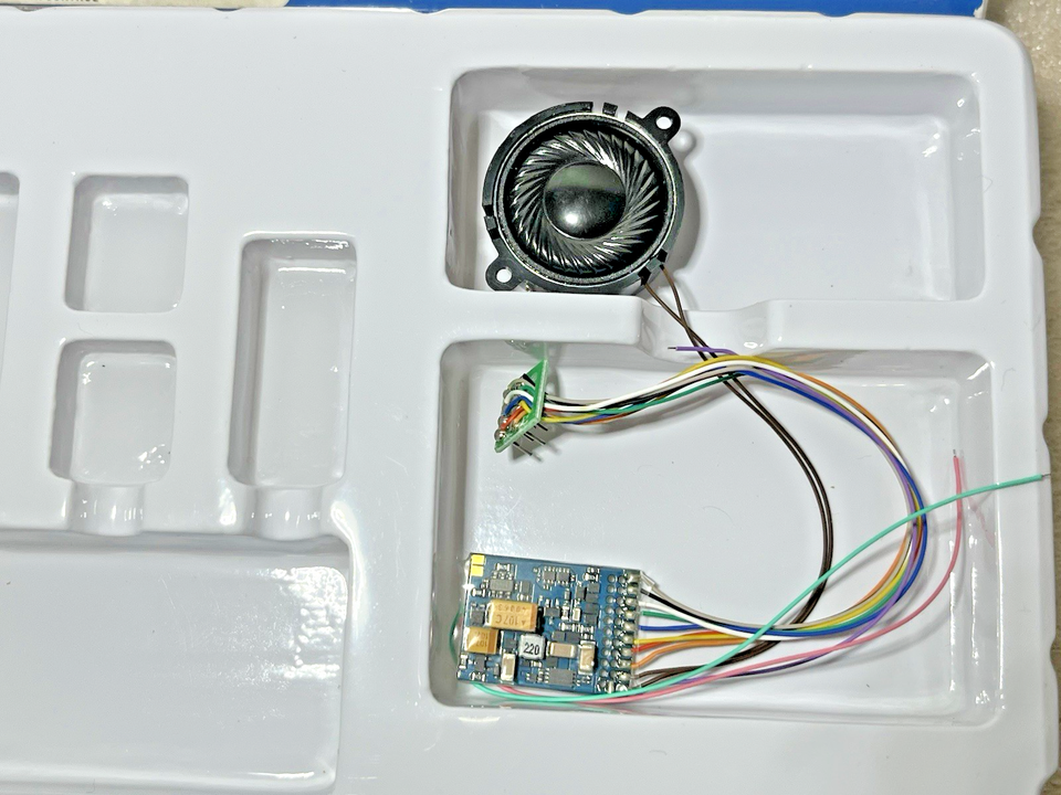 ESU LOKSOUND V5FX Speaker DCC Sound Only Decoder 8-Pin EMD File Tested ...