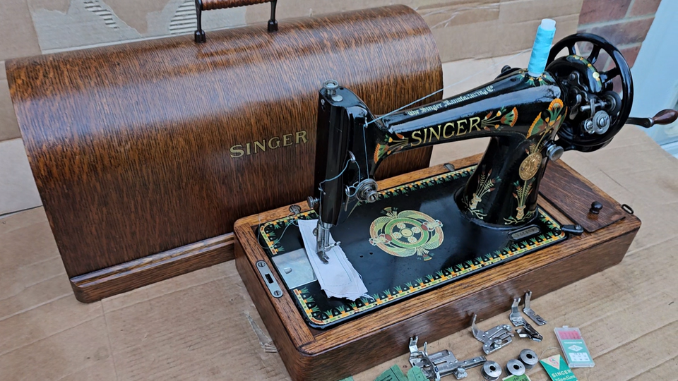 Blackside Singer 66K Lotus Hand crank sewing machine with bentwood case ...