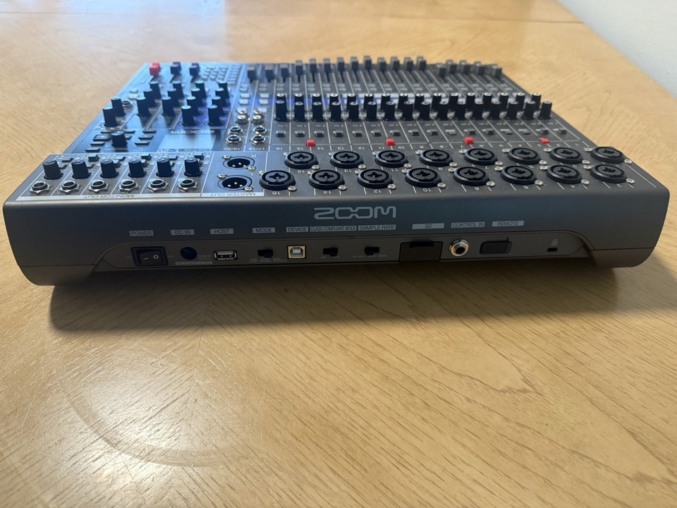 ZOOM LiveTrak L-20, 20 Track Digital Mixer/Recorder | eBay Australia