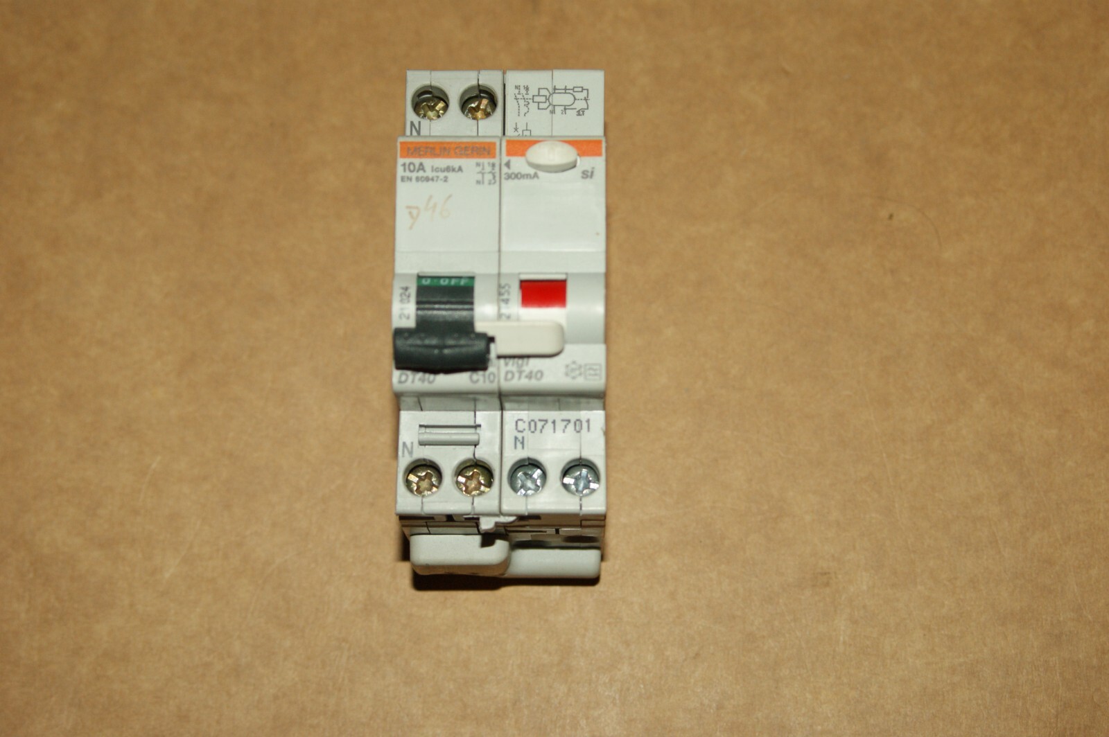 DT40 1P+N C10 10A 300mA Si DISJONCTEUR DIFFERENTIEL MERLIN GERIN Réf ...