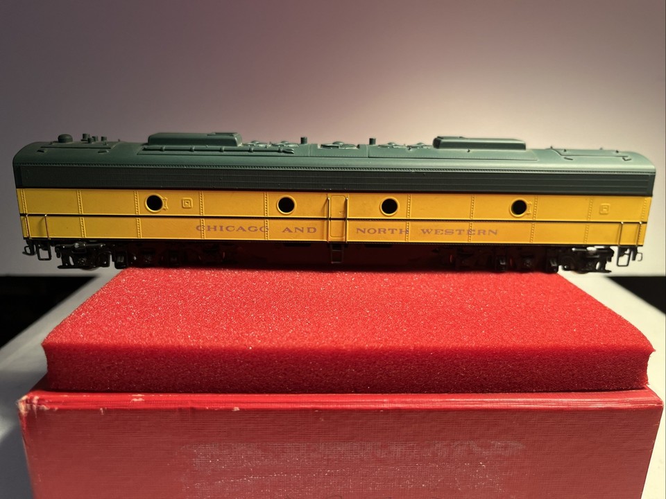 HO Scale Brass CNW EMD E8 Powered A Un-Powered B TESTED | eBay