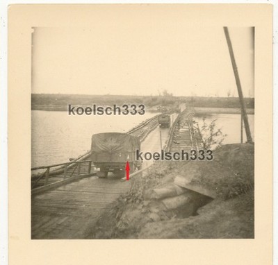Foto LKW der 5. Jäger Division auf Kriegsbrücke über die Lowat in ...