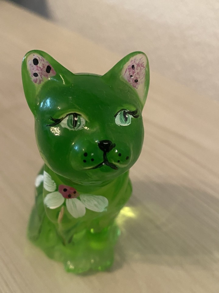 GLOWS Fenton Curious Cat 5243 Snobby Cat Apple Green Uranium Glass ...