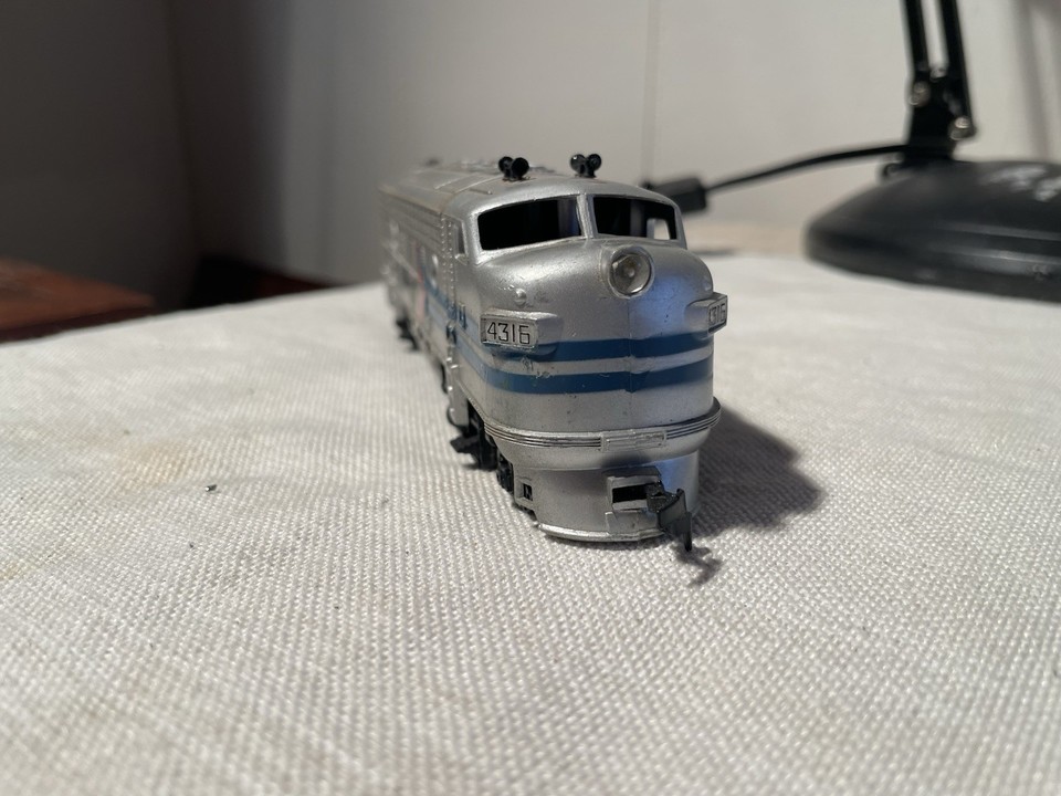 HO Scale Tyco Amtrak F9 Diesel Locomotive #4316 – Powers On – Needs ...