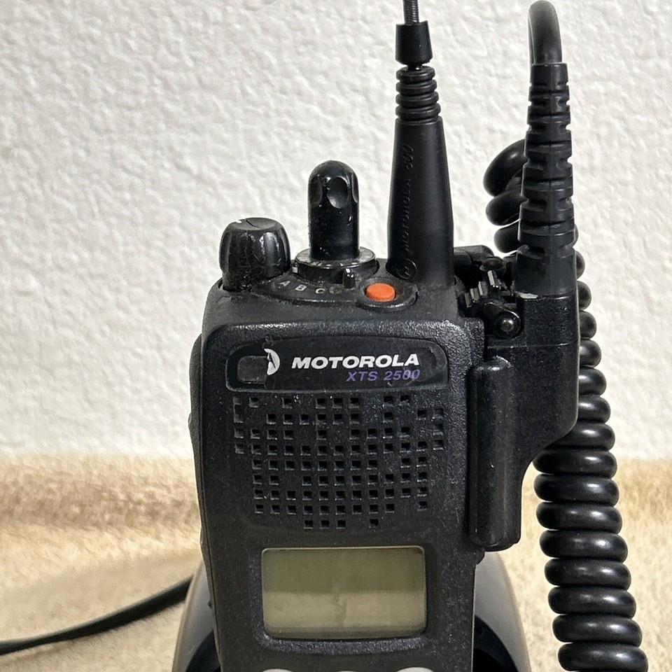 Motorola XTS 2500 Digital Radio w/ Microphone NEED BATTERY No Clip | eBay