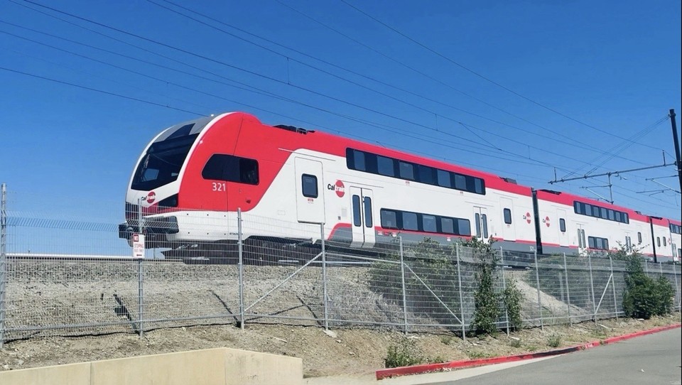 Stadler KISS USA Bi-Level EMU Caltrain Promotional Model Train Complete ...