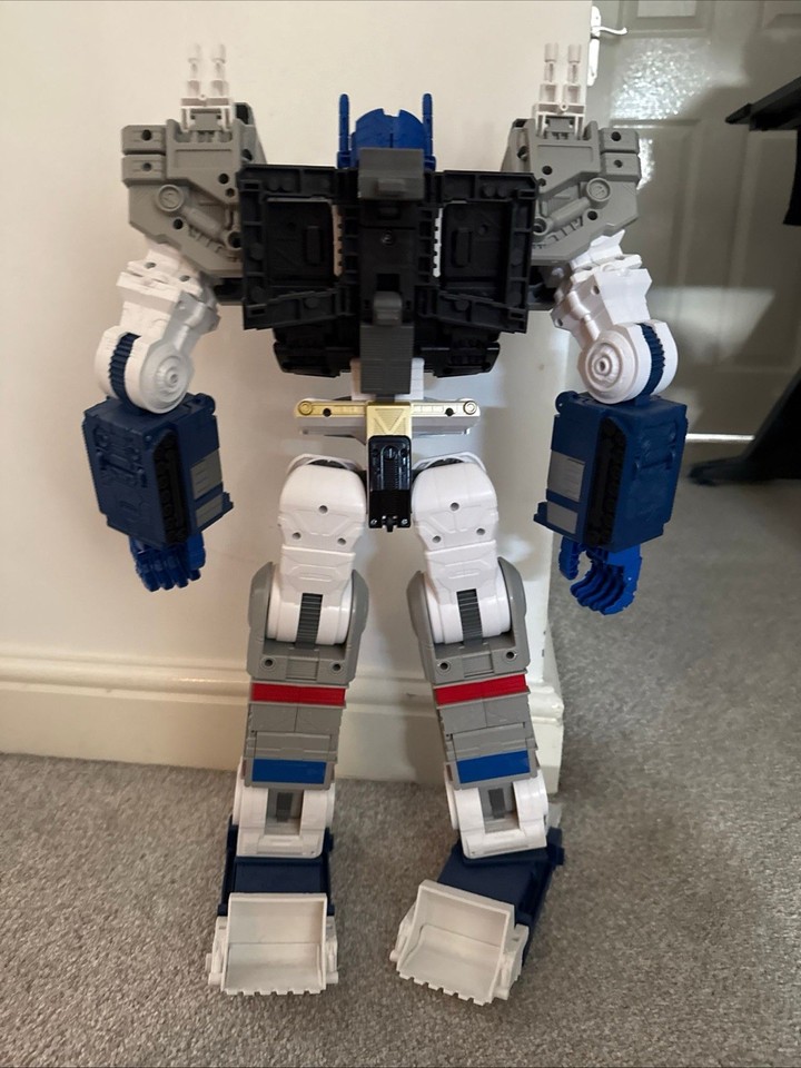 Transformers Generations Titan Class Metroplex Cybertron Action Figure ...