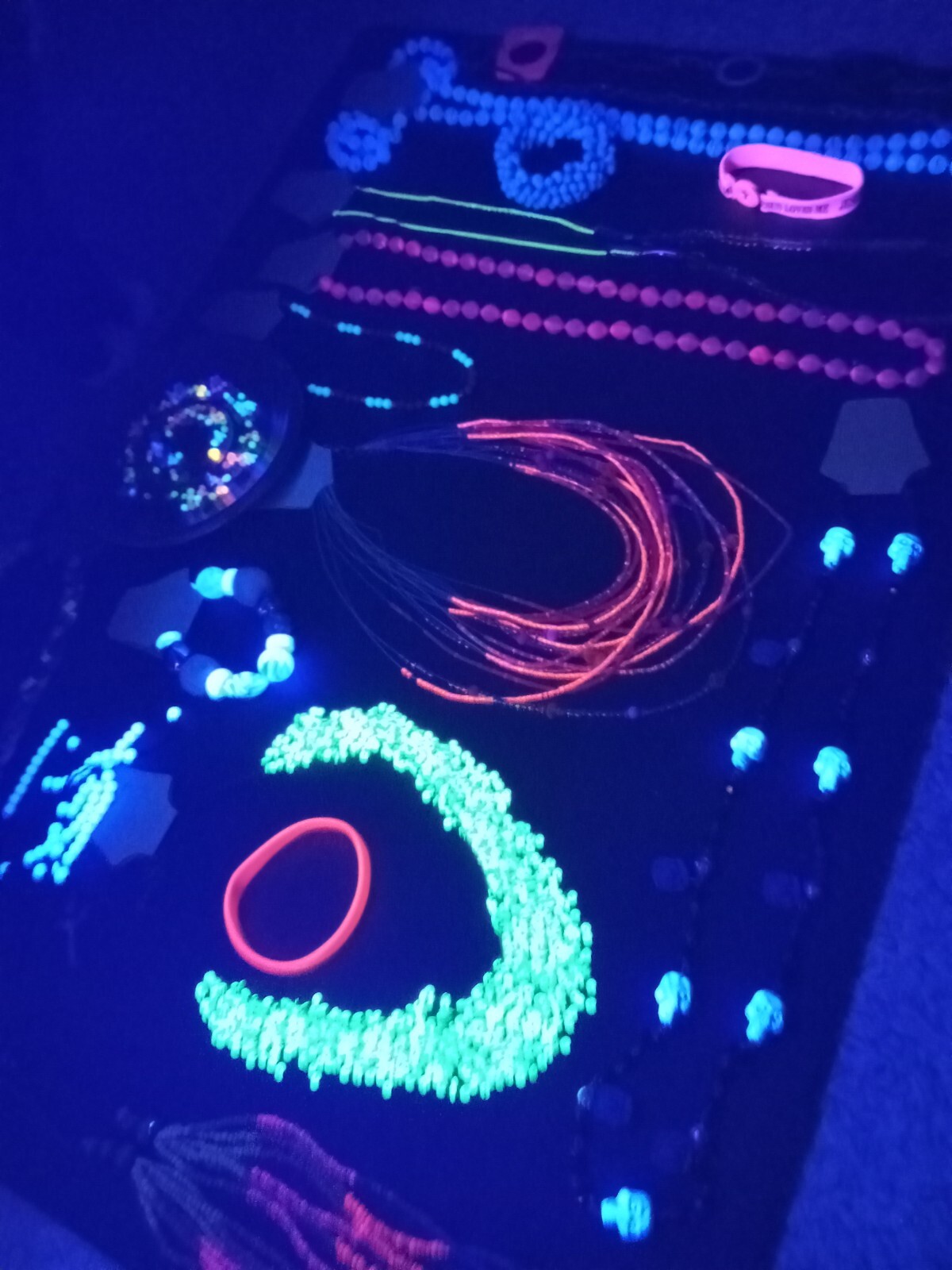 Bakelite and other neon glow blacklight jewelry vinta… - Gem