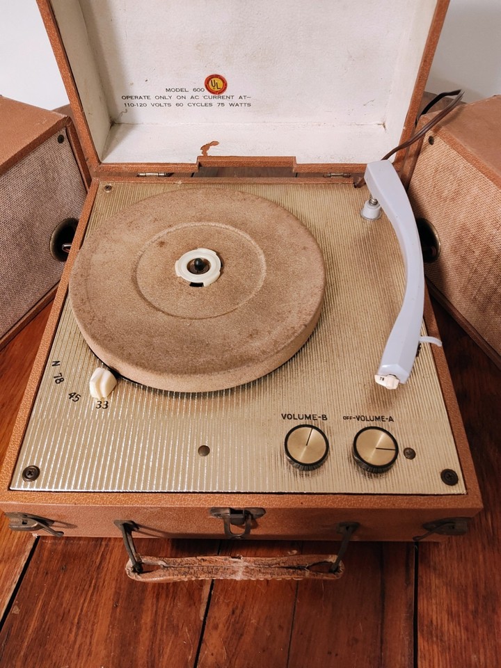 Vintage Golden Shield by Sylvania Portable Record Player | eBay