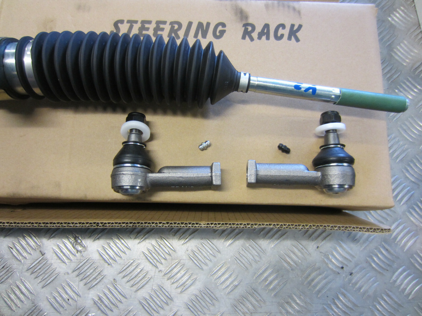 HOLDEN COMMODORE VZ POWER STEERING RACK NEW WITH PAIR TIE ROD ENDS NEW ...