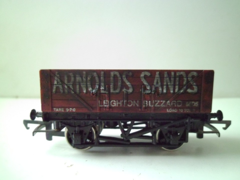 Hornby 00 Gauge Southern Star 0-4-0 Locomotive 4 & R717 Arnolds Sands ...