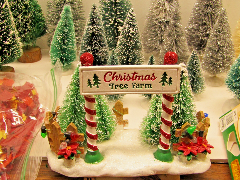 23 pc Lemax or Dept 56 or other CHRISTMAS TREE FARM arch, 20 Trees 2 ...