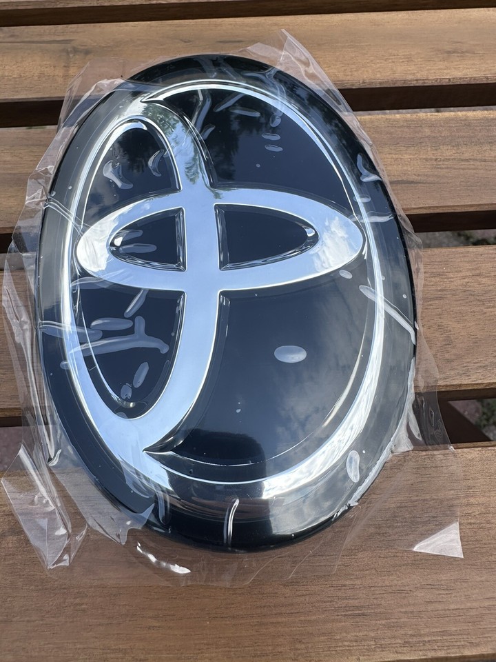 Toyota Sienna Front Grille Emblem Logo Radar 2021/2022/2023 90975-02160 ...