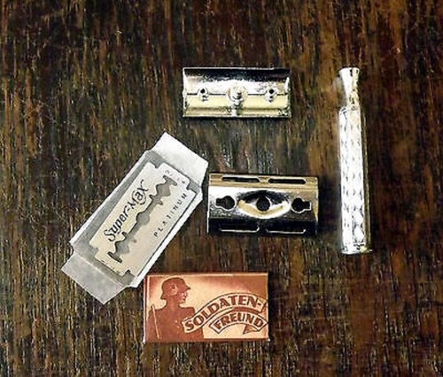 GERMAN SOLDIER WH SHAVING KIT & SHAVING BRUSH - WEHRMACHT WW2 repro (d1 ...
