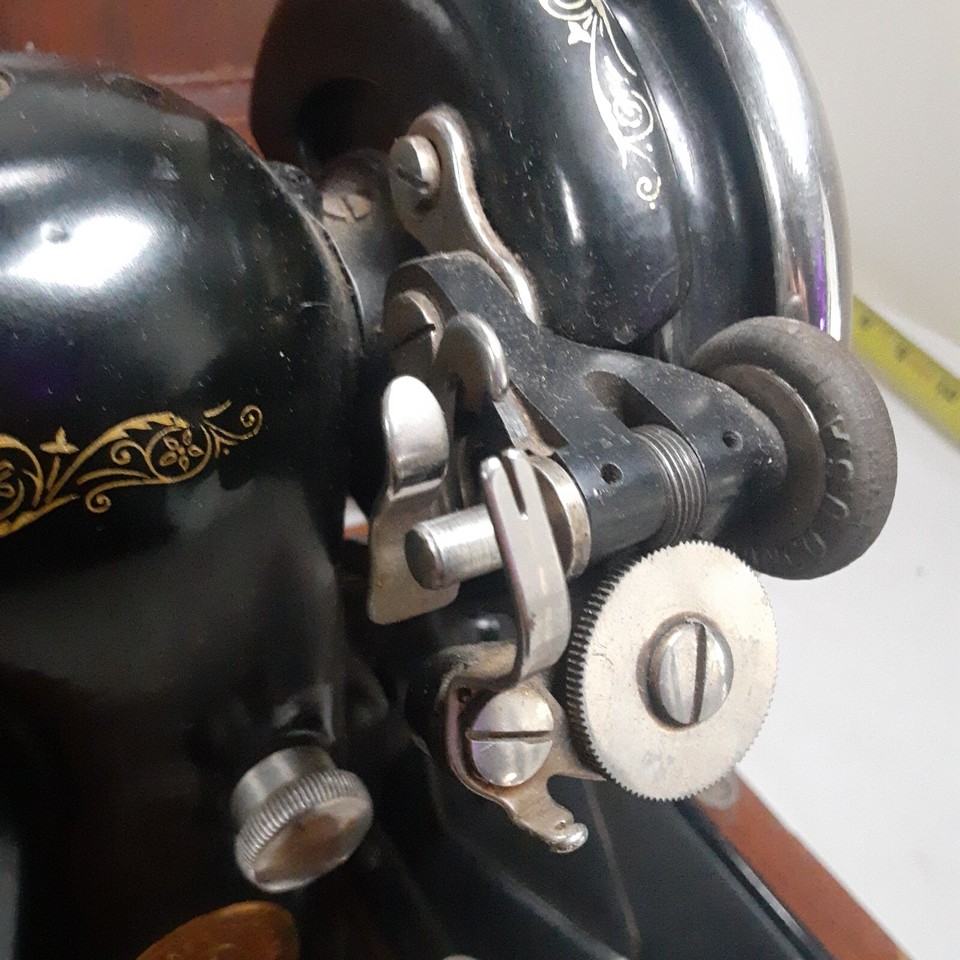 Antique 1933 Singer Sewing Machine With Knee Lever Hem Feet Crank Wood ...