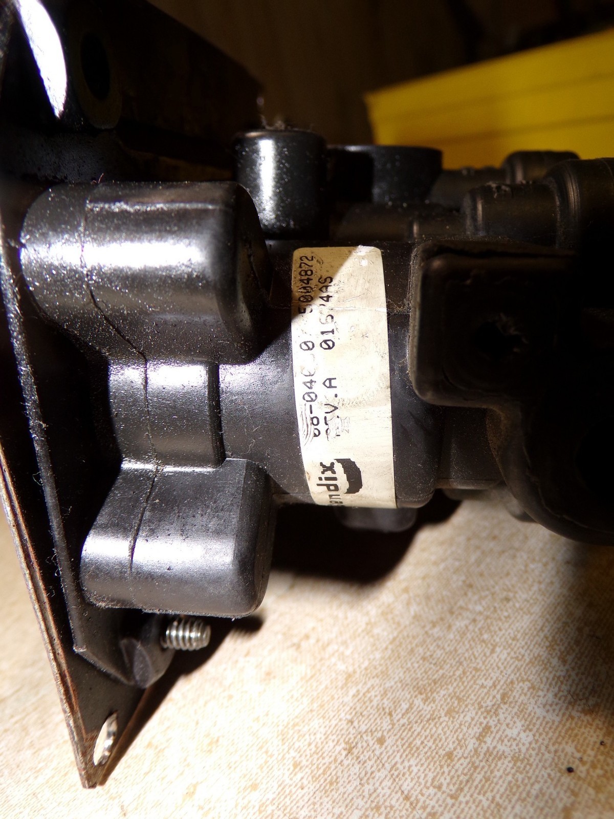 Bendix 5004872 Parking Brake Trailer Air Supply Valve Assembly | eBay