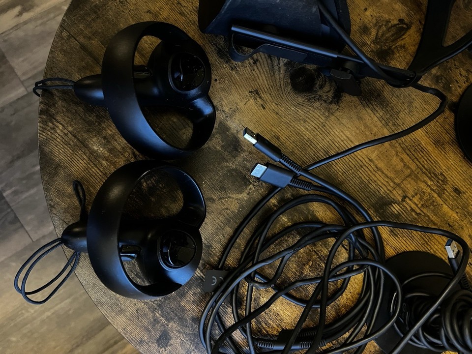 Oculus Rift CV1 VR Complete Set 2 Sensors, 2 Controllers, USB And HDMI ...