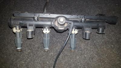 0280151071 030133319aa 030906031j Fuel injector rail (injectors ...