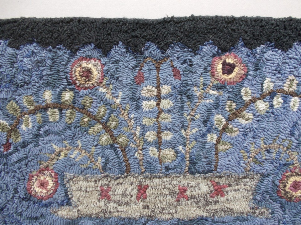 VINTAGE HAND HOOKED WOOL RUG FOLK ART FLOWERS 31" X 17" WITH ROD SLEEVE ...