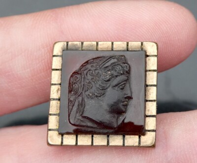 Roman - Roman Button